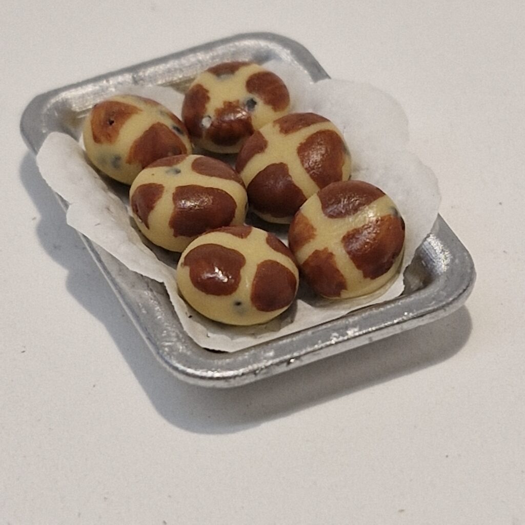 Tray of Hot Cross Buns S81 - Dolls House Direct