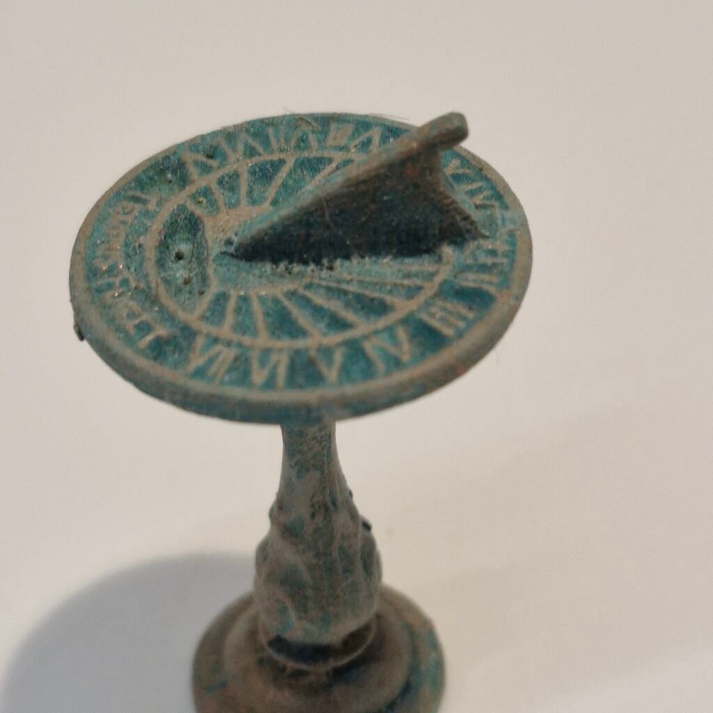 1/24 scale Sun Dial Garden item TN59 - Dolls House Direct